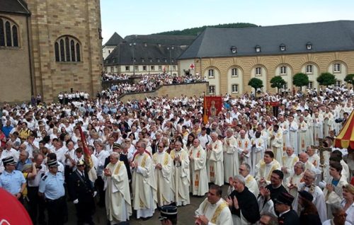 Luxemburg: Die Spring-Prozession in Echternach ist Weltkulturerbe
